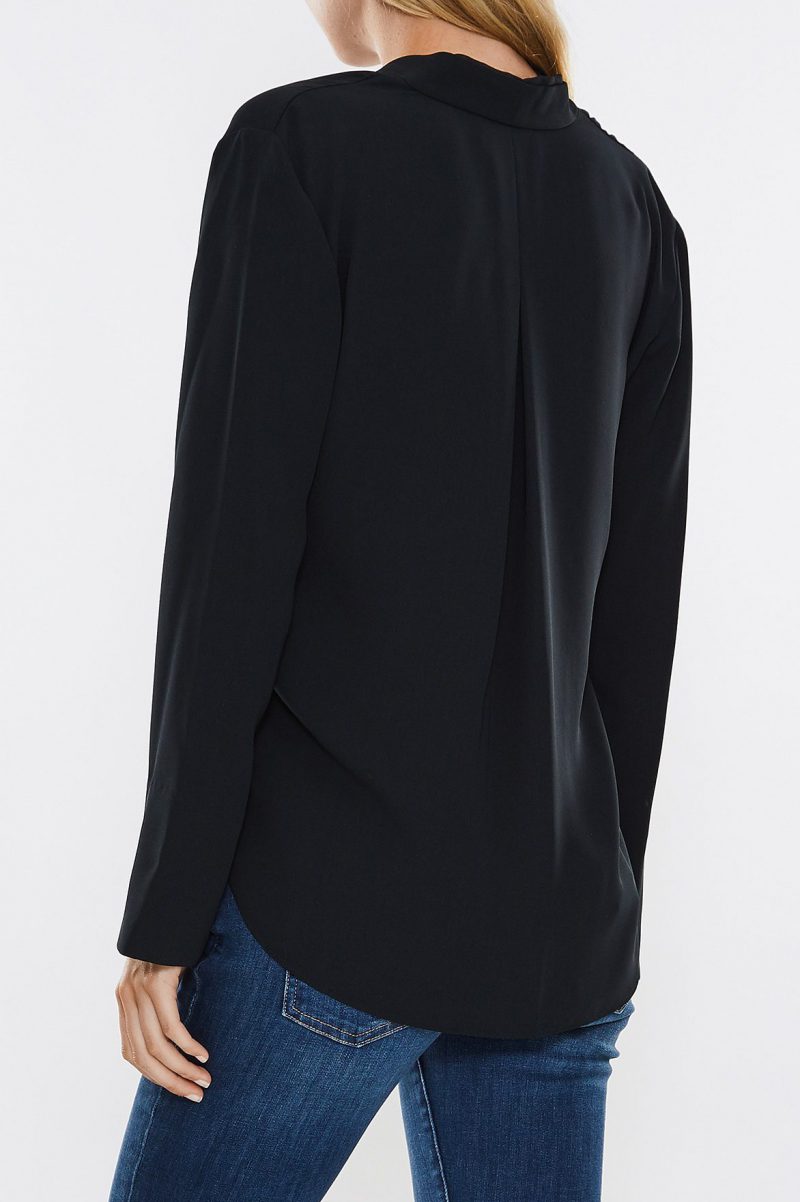 Blå v-bluse med kontrastfarge By malene Birger – q61878017 lipty